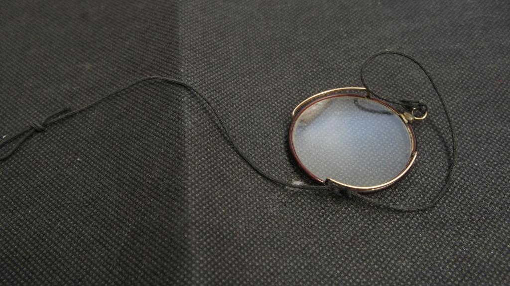 Monokli sötét kerettel - Soós Fotó